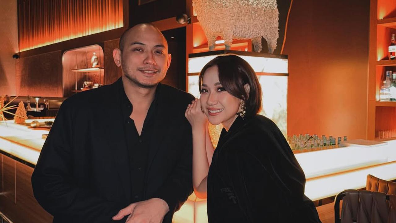 6 Potret BCL dan Tiko Aryawardhana Rayakan Ultah ke-2 Pernikahan, Serba Hitam di Hotel Bintang 5