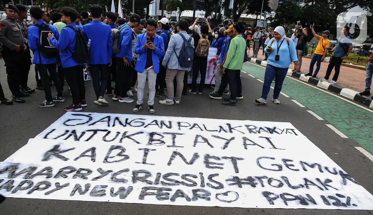 Tolak Penerapan PPN 12 Persen, BEM SI Kerakyatan Berunjuk Rasa di Kawasan Patung Kuda Jakarta ...