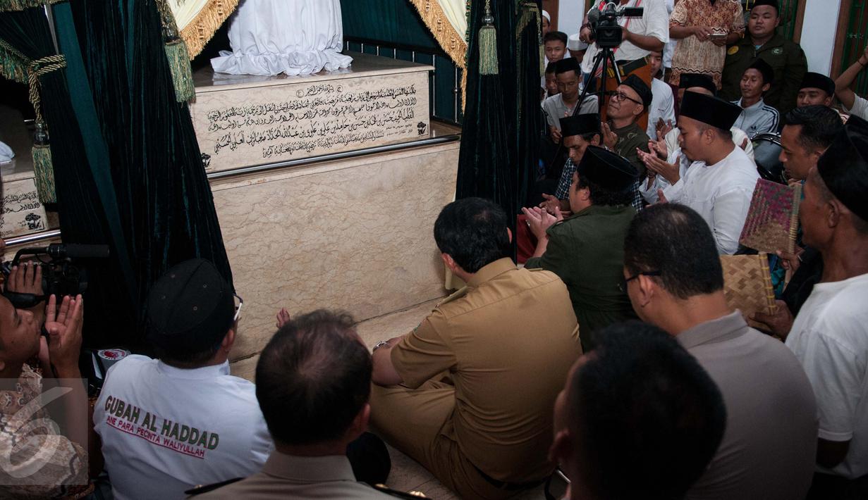 Ahok Kunjungi Makam Mbah Priok - Foto Liputan6.com