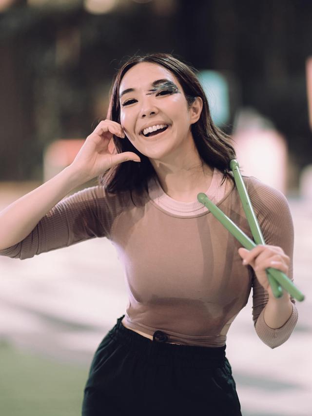 7 Potret Gisella Anastasia Jadi Instruktur Pound Fit, Tampil Energik