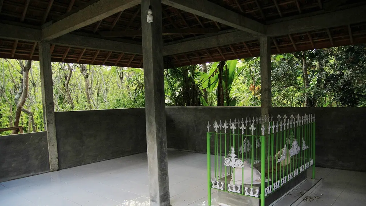 Rekomendasi Wisata Religi di Gresik, Ada Kuburan Panjang di Tepi Pantai ...