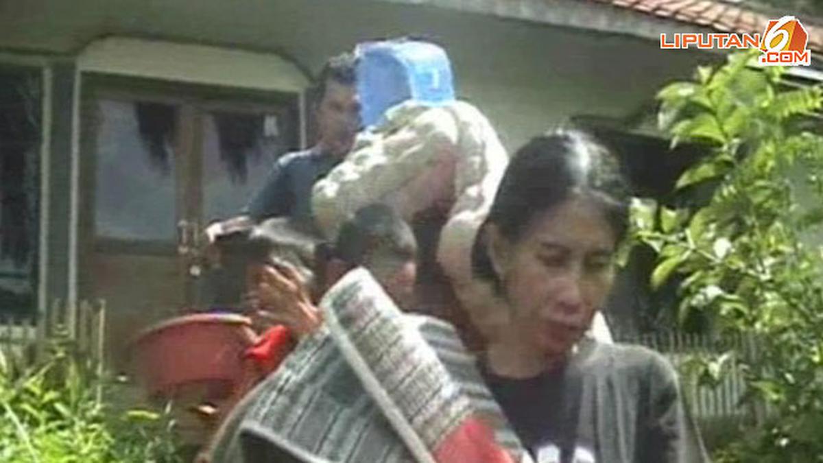 VIDEO: Tanah Labil, Warga 2 Desa Garut Mengungsi - News Liputan6.com