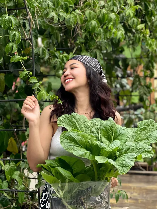 7 Potret Eriska Kesya Istri Young Lex Saat Berkebun, Tetap Stylish ...