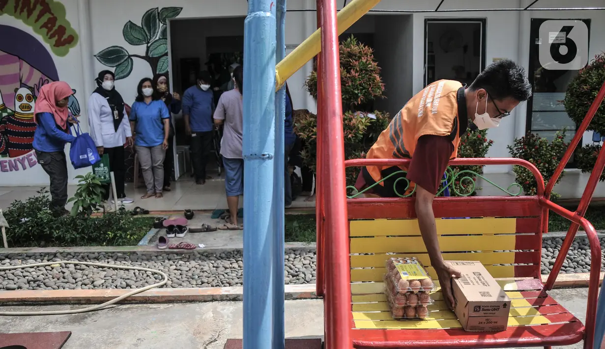 FOTO: Warga Berburu Pangan Murah di RPTRA - Foto Liputan6.com