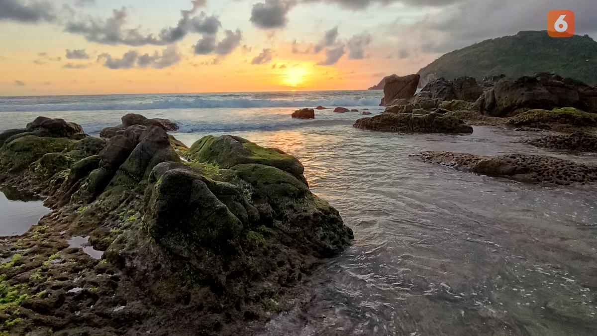 Menikmati Eksotisme Keunikan Pantai Midodaren, Wisata Alam di Tepian Gunung Kidul - Regional ...