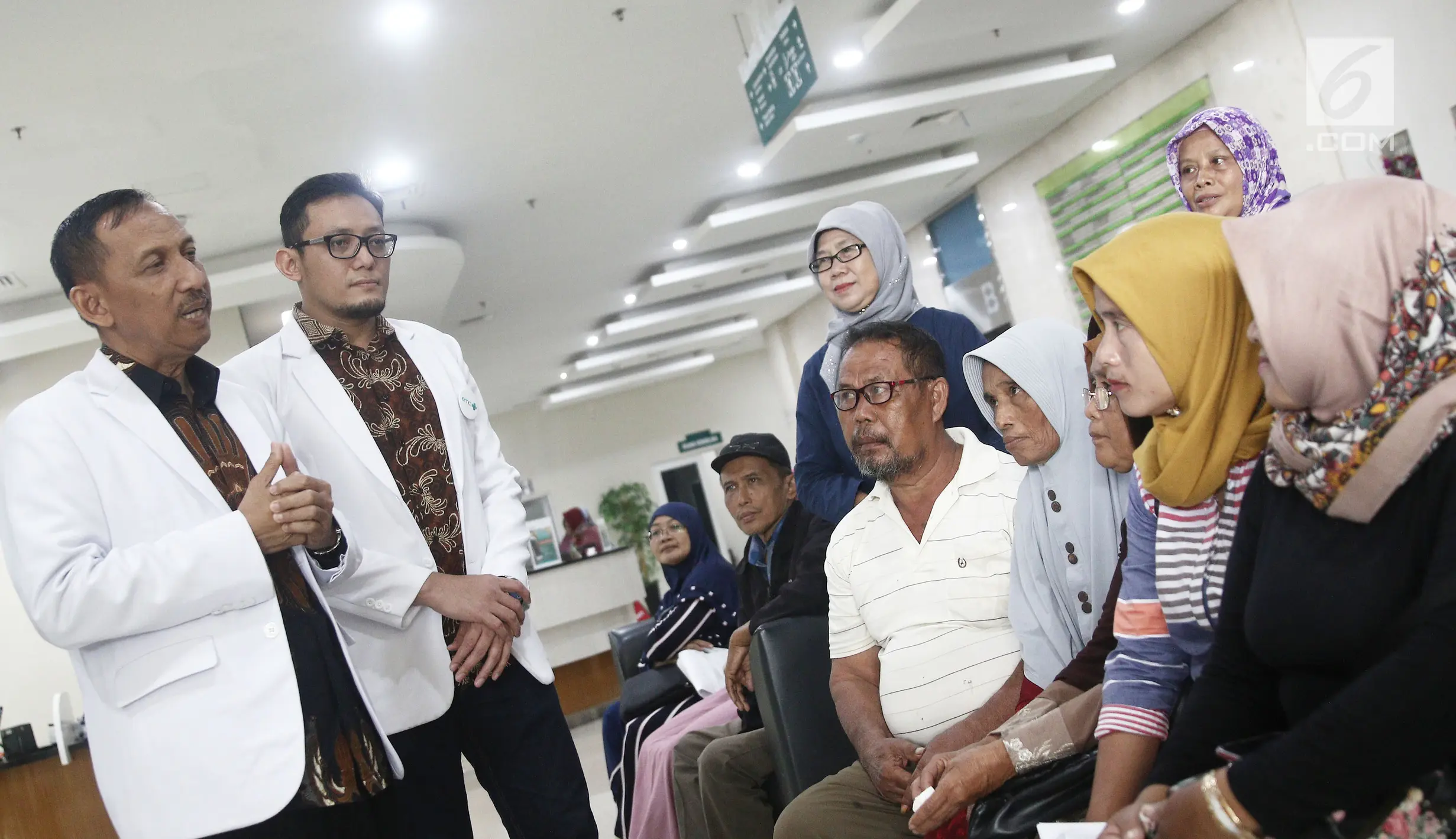 FOTO: RS EMC Sentul Gelar Operasi Katarak Gratis - Foto Liputan6.com