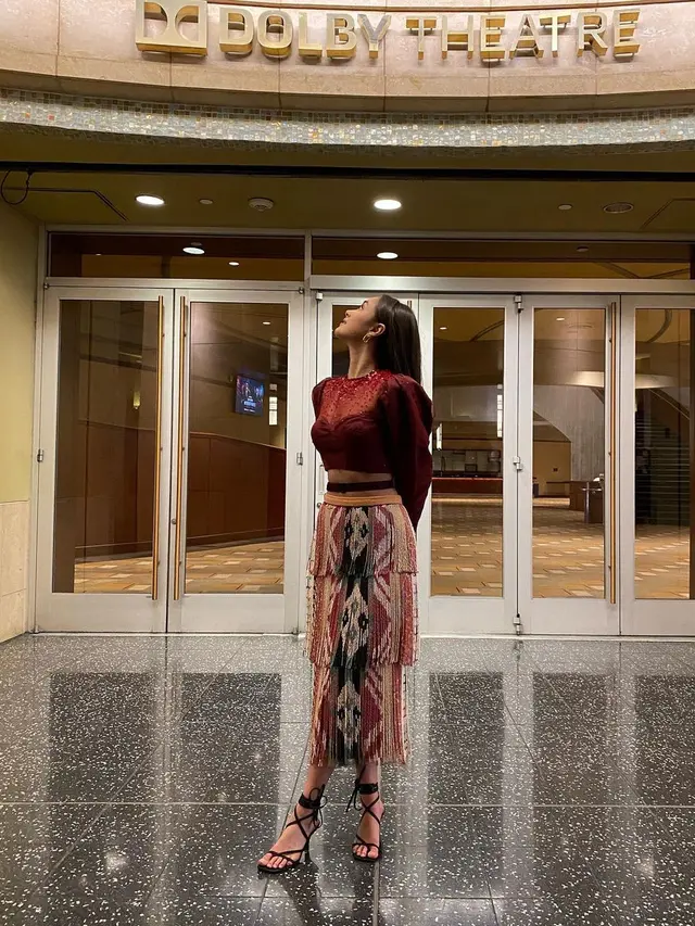 6 Potret Caitlin Halderman di Gala Premiere Dr Strange 2, Roknya Curi ...