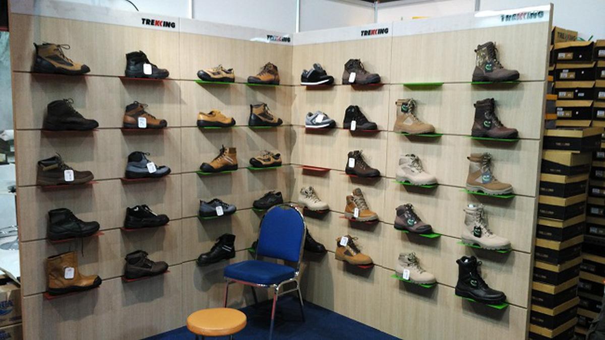 Mau Beli Sepatu Treking? Ini Rekomendasi dari Pendaki Profesional