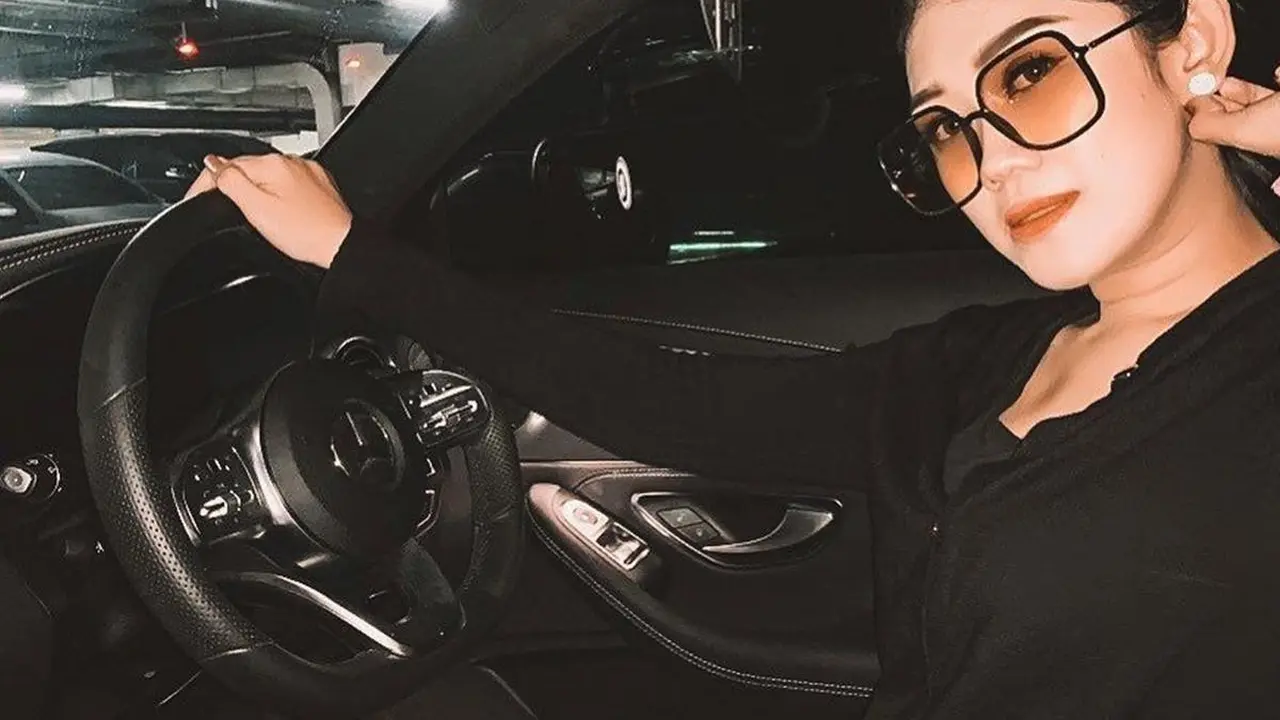 7 Transformasi Oline Mendeng dari Jadi Susi OB Hingga Bergaya Glamor ...