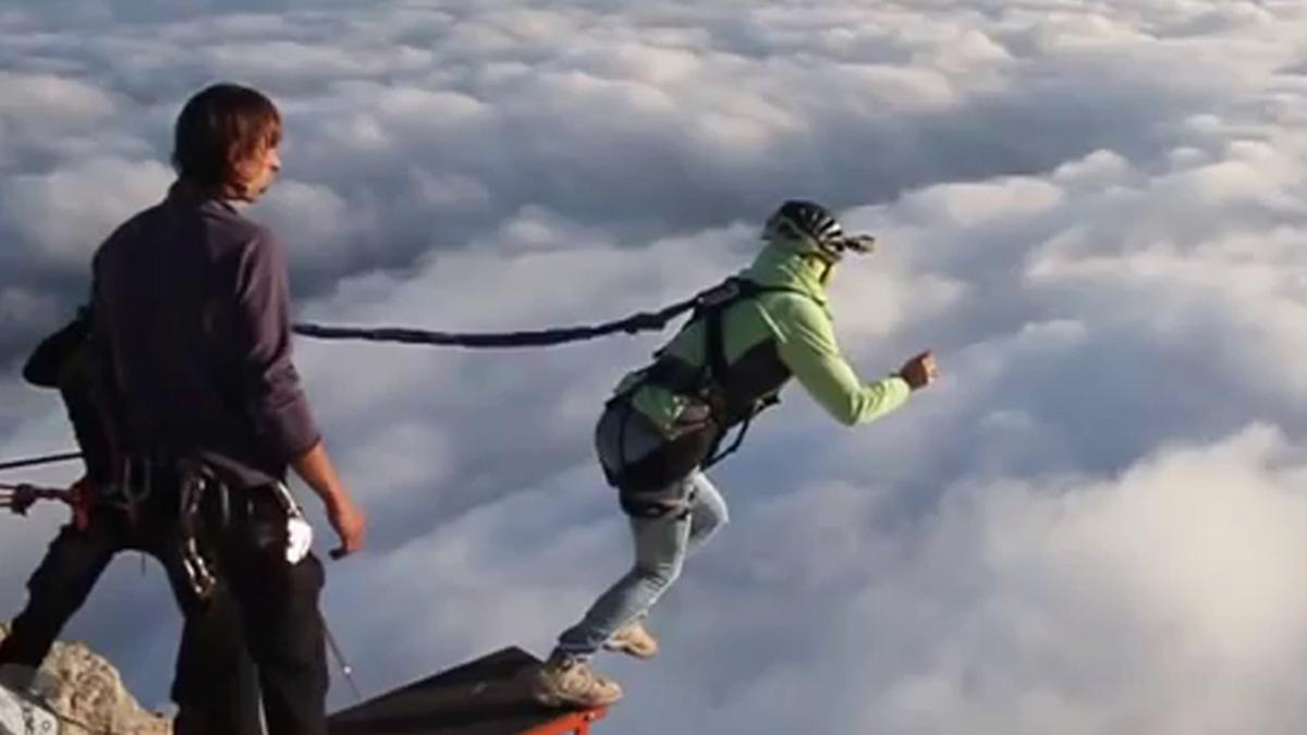 Wanita Ini Nekat Terjun Bebas dari Tempat Tertinggi di Dunia - Video ...