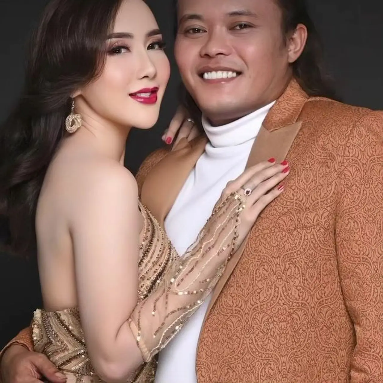 Pakai Busana Pengantin, Ini 6 Potret Sule dan Ucie Sucita yang Jadi Sorotan - Hot Liputan6.com