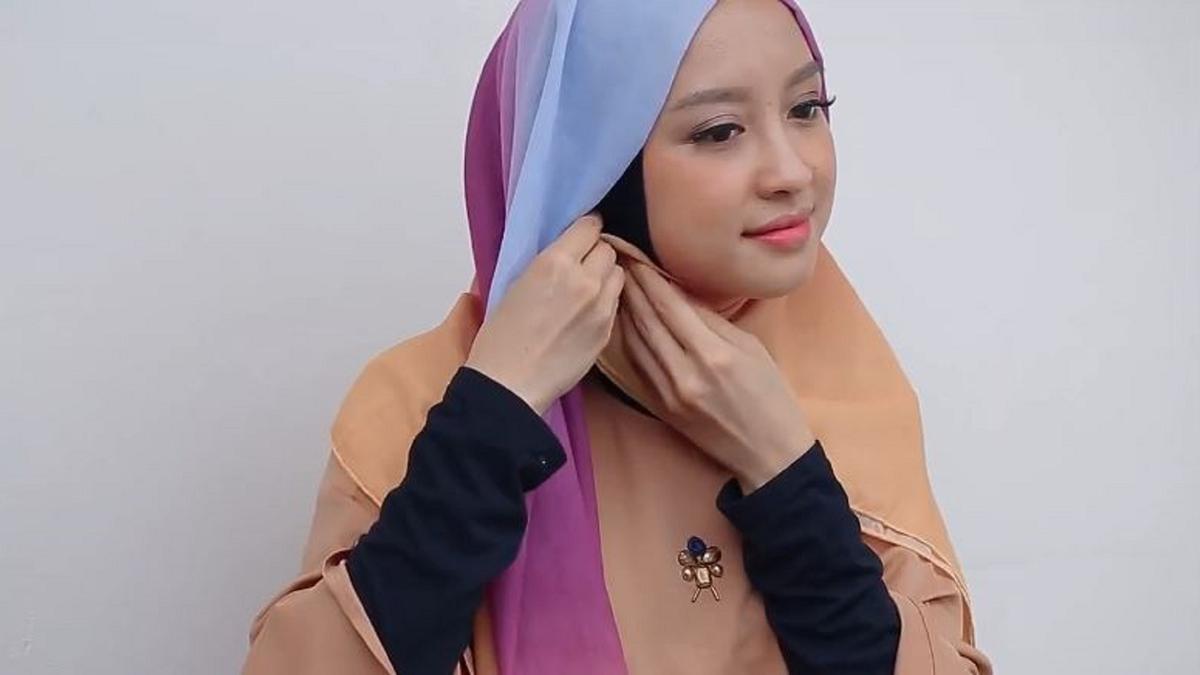 Tutorial Hijab untuk Abaya yang Simpel Kreasi Gitasav - Islami Liputan6.com