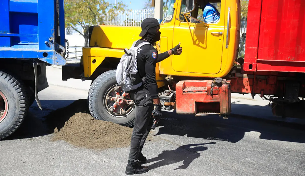 Tenteng Senjata, Polisi Haiti Gelar Aksi Protes di Ibu Kota - Foto ...