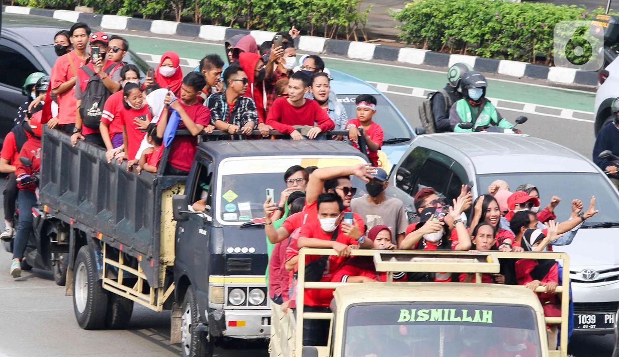 Ragam Cara Warga Sambut Arak-arakan Timnas Indonesia