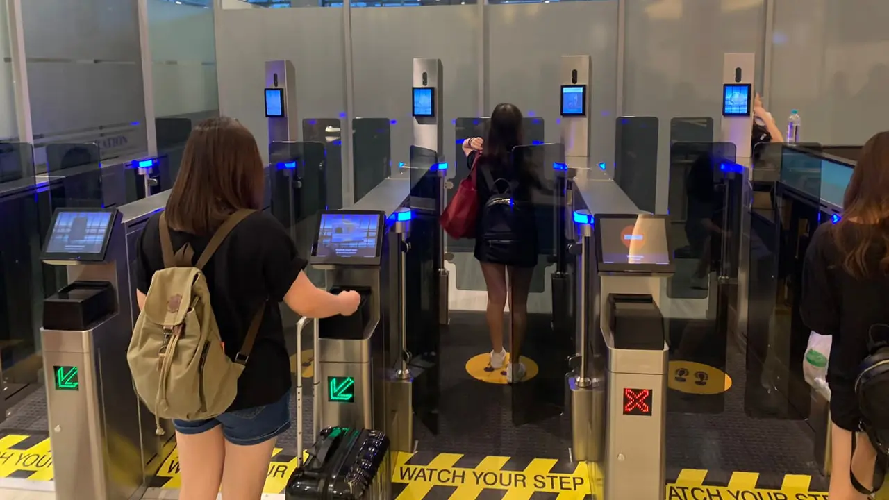 Imigrasi Uji Coba Autogate di Terminal 3 Bandara Soetta - News Liputan6.com