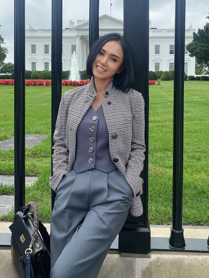 Cantik dan Awet Muda, Ini 6 Potret Yuni Shara Saat Pose di Depan White ...