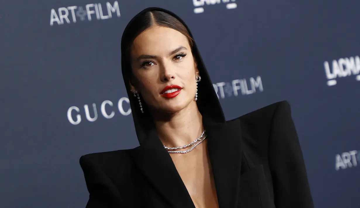 Pesona Model Cantik Alessandra Ambrosio dalam Balutan Busana Serba ...