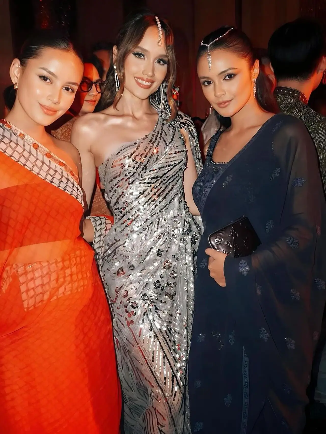 Pesona Glamor Cinta Laura dalam Balutan Gaun Semi Transparan Mirip Kain ...