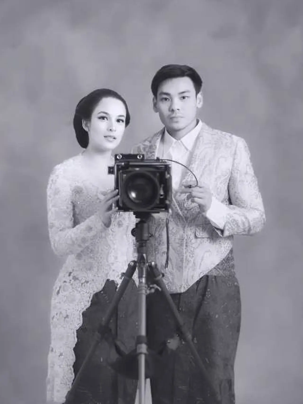 7 Potret Chelsea Islan dan Suami Rayakan Anniversary Pertama, Tampil ...