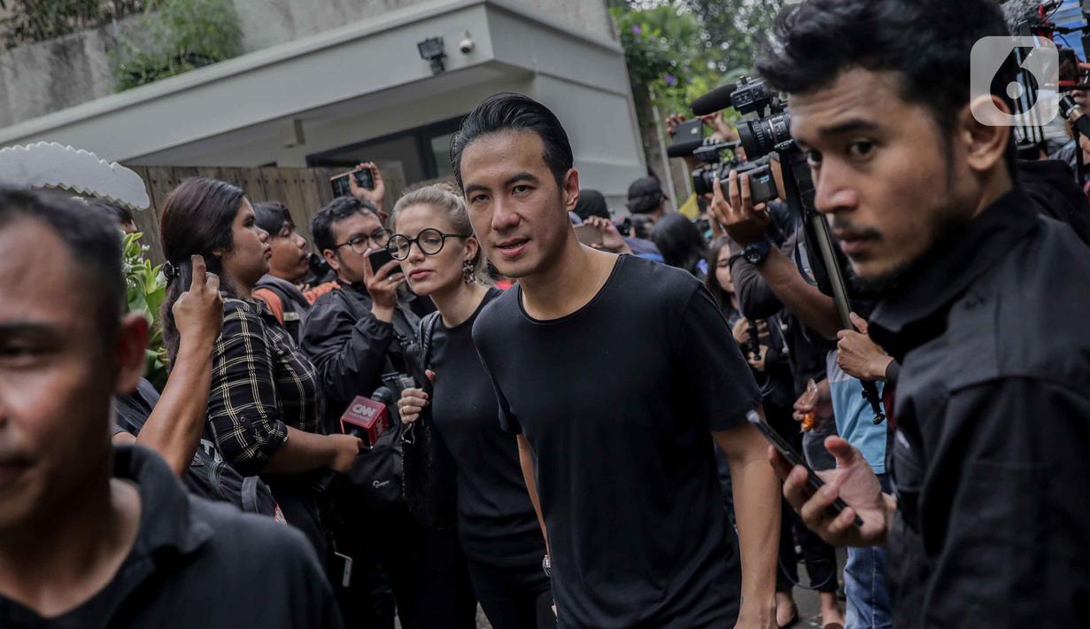 FOTO: Artis hingga Politisi Melayat ke Rumah Duka Suami Bunga Citra Lestari