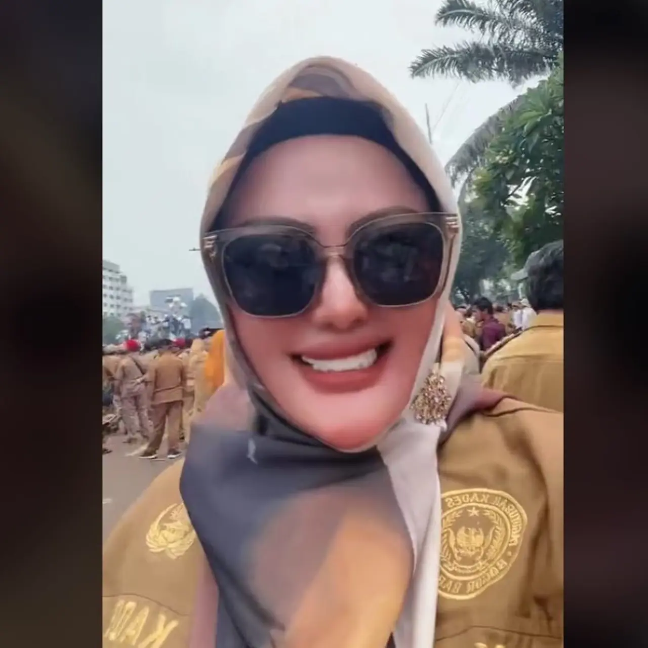 Viral Usai Demo di DPR dengan Gaya Glamor, Kades Wiwin Terpantau Punya ...