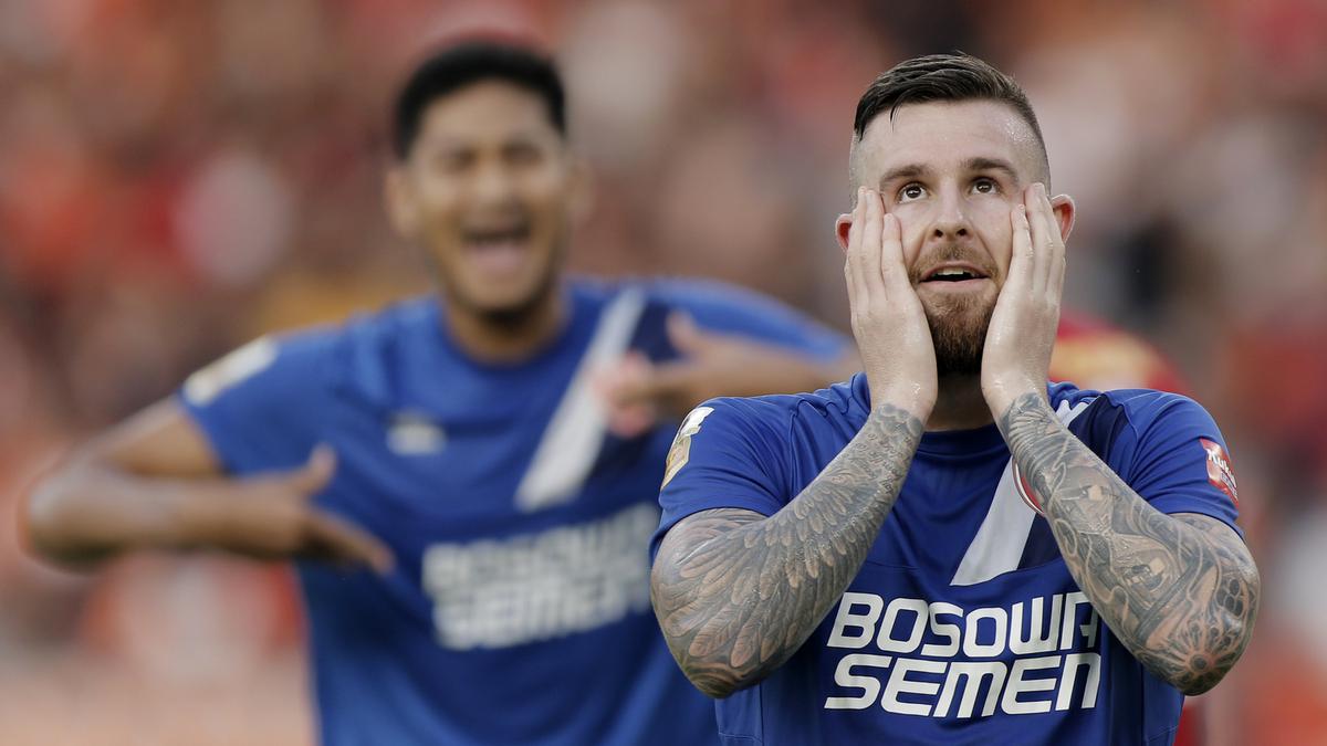 Lolos dari Tekel Horor Boaz Solossa, Aaron Evans Sebut Mukjizat - Bola ...