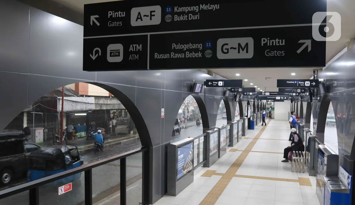 Jalur Integrasi Halte Transjakarta dan Stasiun Jatinegara Resmi Beroperasi - Foto Liputan6.com