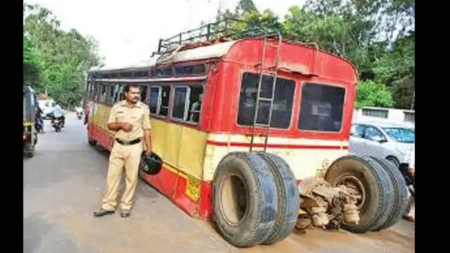 Sudah Uzur, As Roda Bus Kota Ini Rontok - Otomotif Liputan6.com