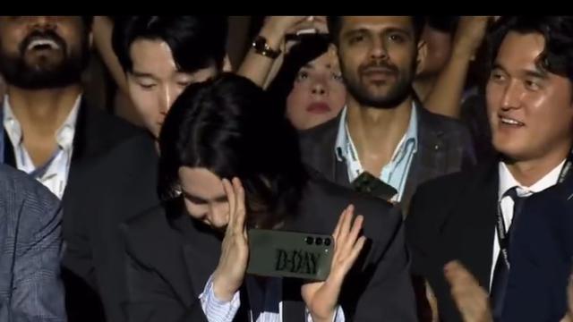 Suga BTS Nongol di Samsung Unpacked 2023, Curi Perhatian Warganet ...
