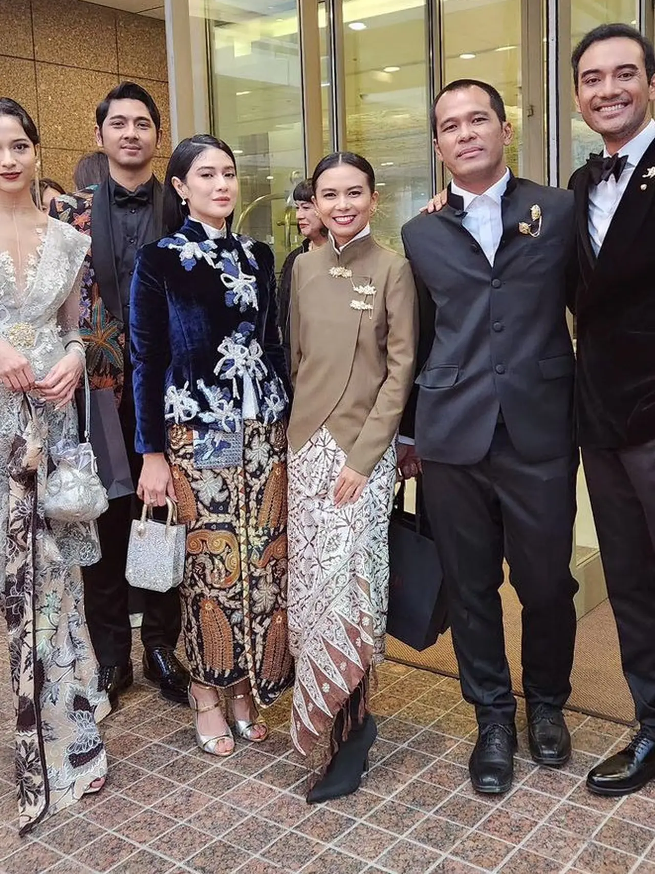 Potret Dian Sastrowardoyo dan Bintang Gadis Kretek, Bangga Berbatik di ...