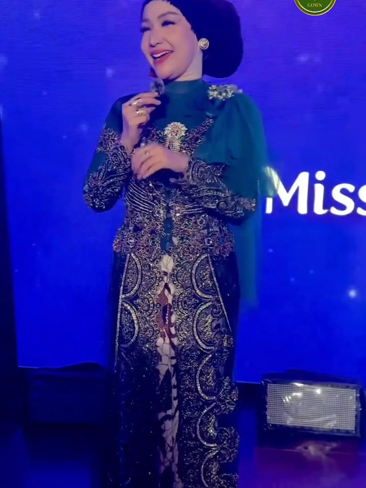 6 Potret Roro Fitria Tampil Menawan Pakai Kebaya Hijau Menyala Hadiri ...