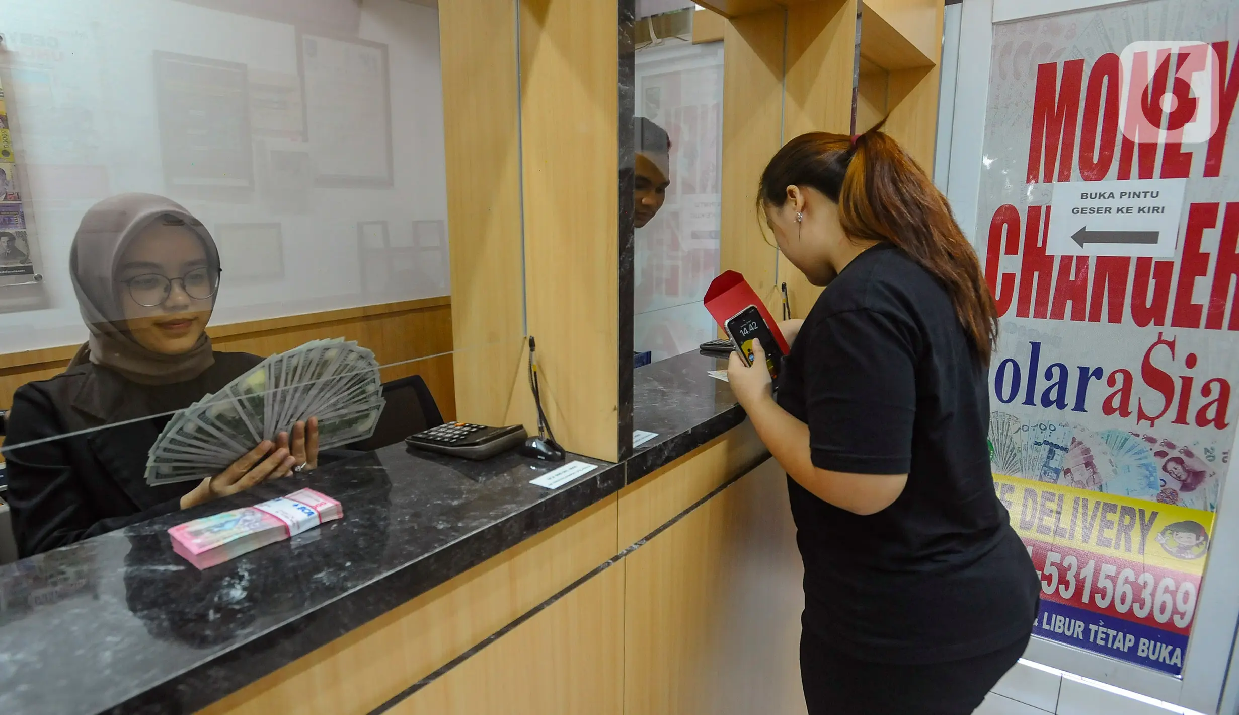 Nilai Tukar Rupiah Kian Melemah Terhadap Dolar AS - Foto Liputan6.com