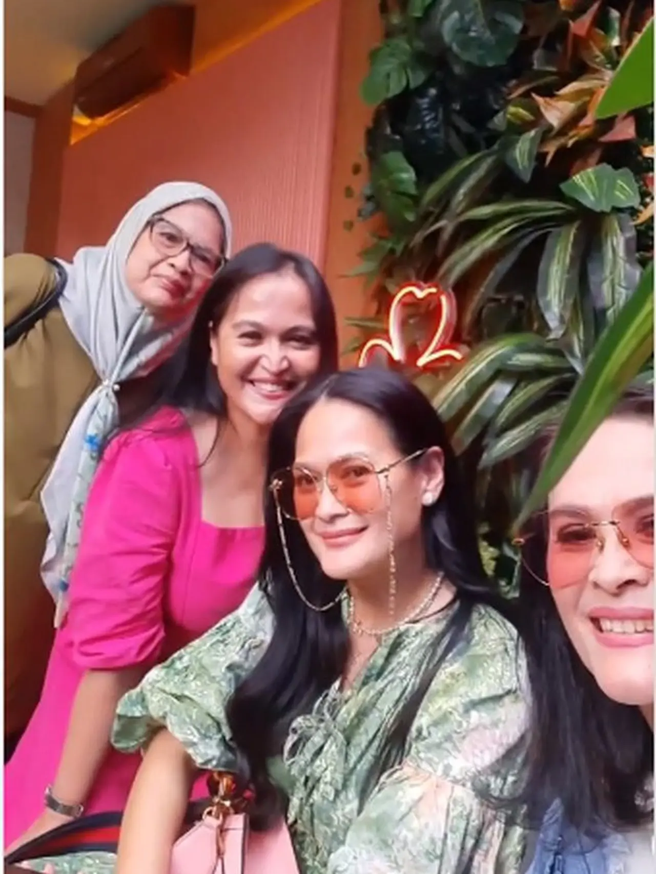 Akur Walaupun Beda Agama, Ini 6 Potret Kebersamaan Sandy Harun dan ...