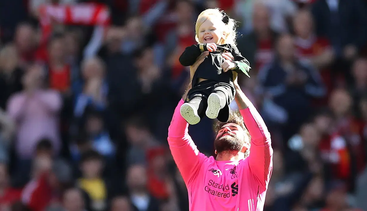 FOTO: Ekspresi Kiper Liverpool Alisson Becker Raih Golden Glove - Foto ...