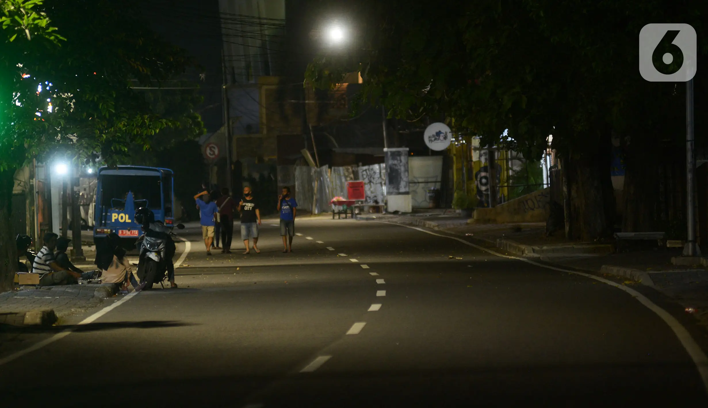 FOTO: Malam Takbiran, Akses Jalan Tebet Utara Ditutup - Foto Liputan6.com