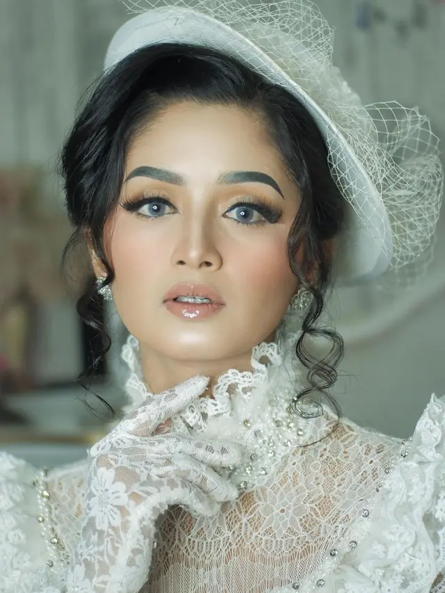 6 Potret Sehnaz Nabilah Menantu Epy Kusnandar, Blasteran Indonesia ...