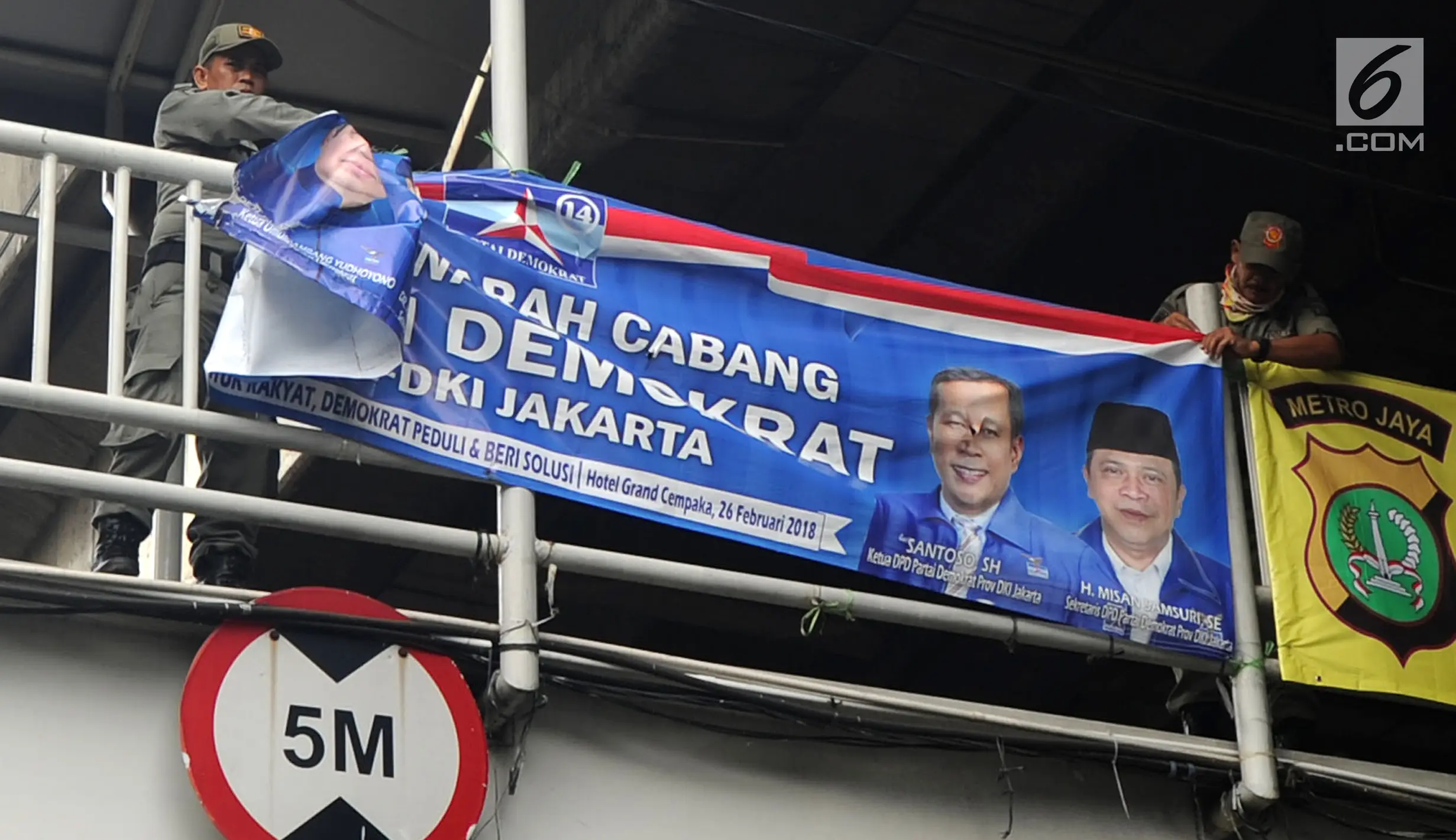 FOTO: Diduga Langgar Aturan Pemilu, Spanduk Kampanye Parpol Ditertibkan ...