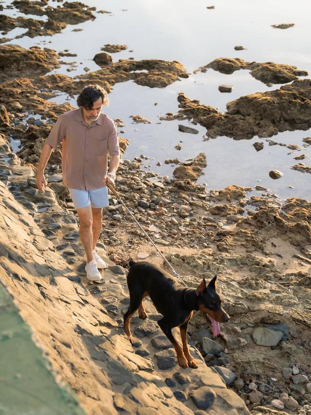 6 Inspirasi Outfit Jeremy Thomas di Usia 50-an, Enggak Kalah Stylish ...