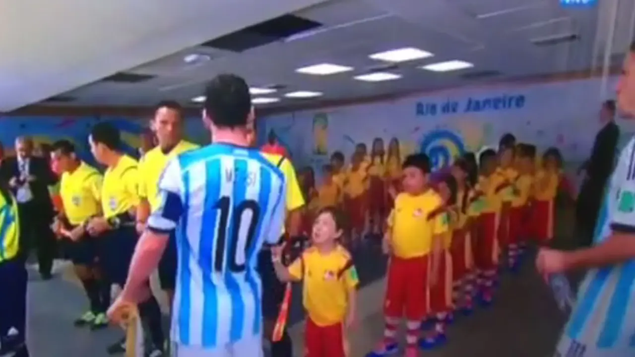 Messi Bikin Anak Maskot ini Patah Hati