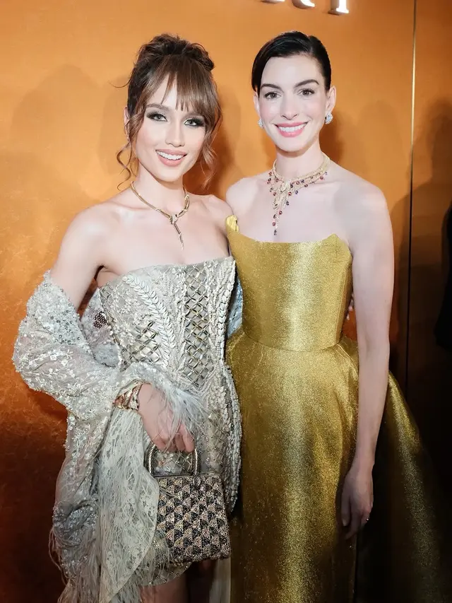 Viral Anne Hathaway Cium Tangan Cinta Laura Hingga Cipika-Cipiki di ...