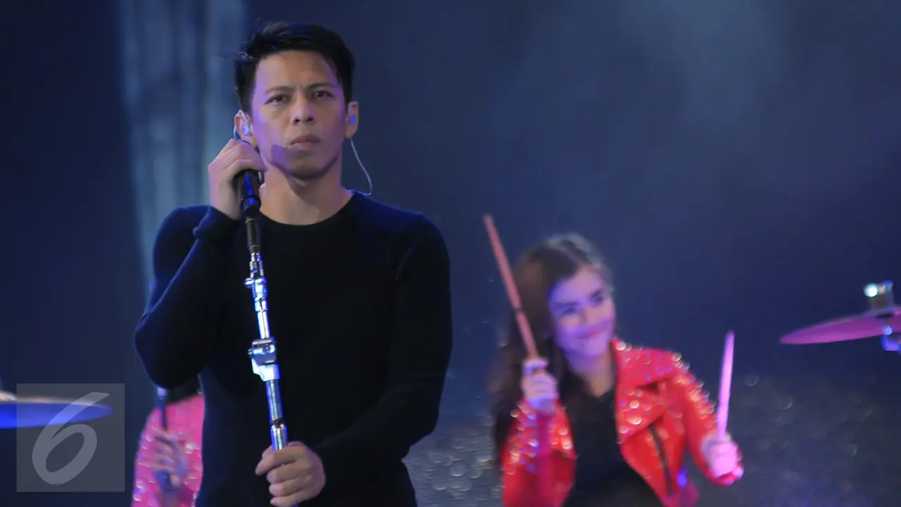 Hebohnya Ariel, Momo, Charlie, Ricky Bawakan We Will Rock You - ShowBiz Liputan6.com