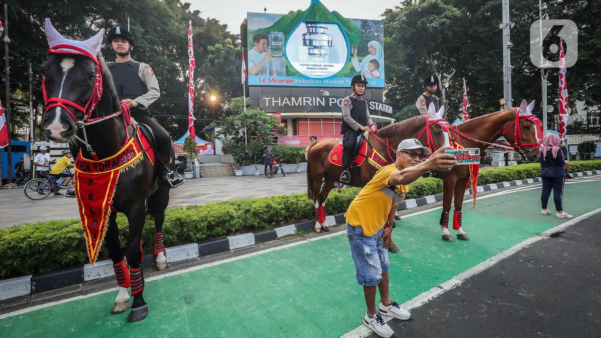 Polisi Berkuda Curi Perhatian Warga Saat Car Free Day di Jakarta