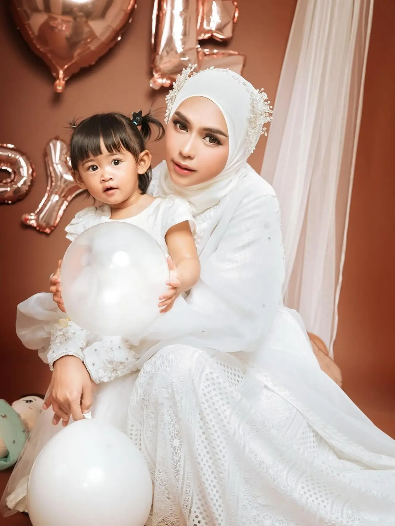 Ria Ricis Tampil Menawan dengan Busana Serba Putih di Potret Terbaru ...