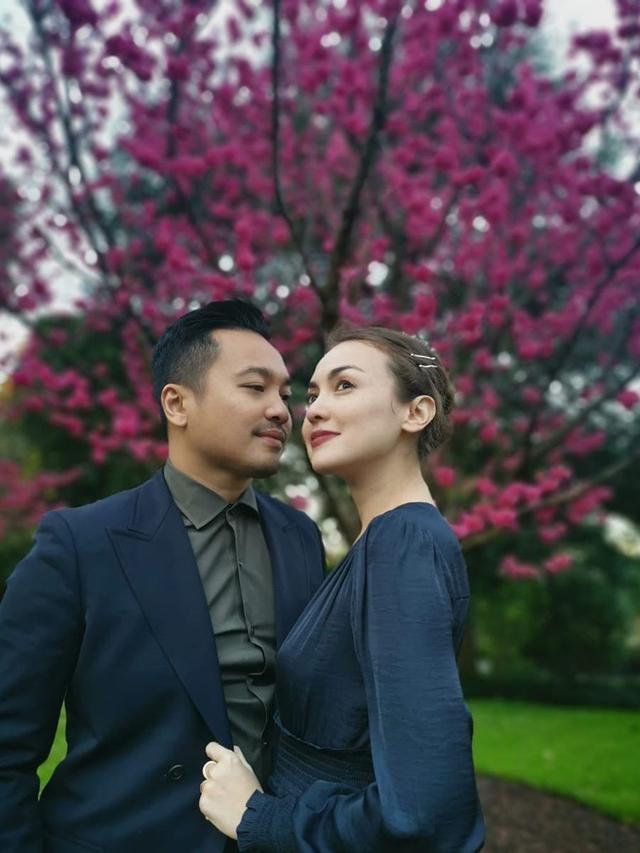 Hamil Setelah 9 Tahun Nikah, Ini 6 Potret Rianti Cartwright Pamer Perut ...
