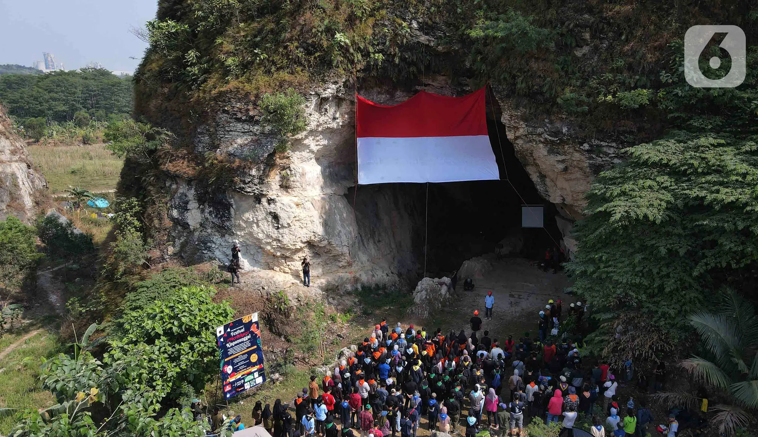 HUT RI, Pegiat Alam Kibarkan Bendera Merah Putih Berukuran Besar di Mulut Gua Sigugula Bogor ...
