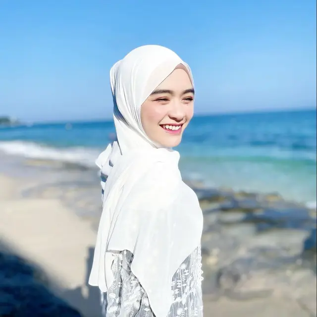 Berhijab dan Sudah Jadi Ibu, Ini 6 Potret Terbaru Riskha Fairunissa Eks JKT48 - Hot Liputan6.com