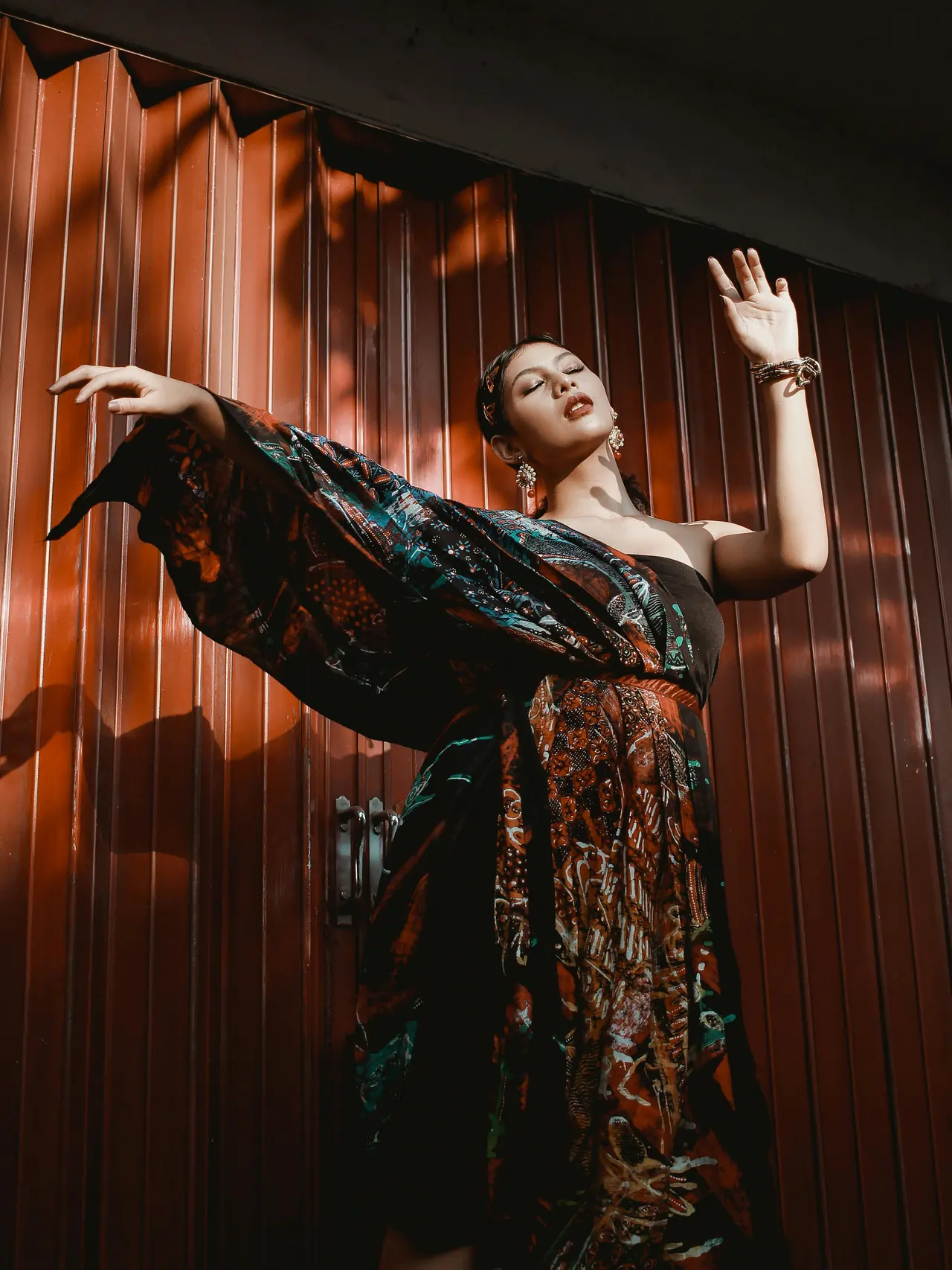 4 Inspirasi Menarik Kreasi Outfit Stylish Berkain