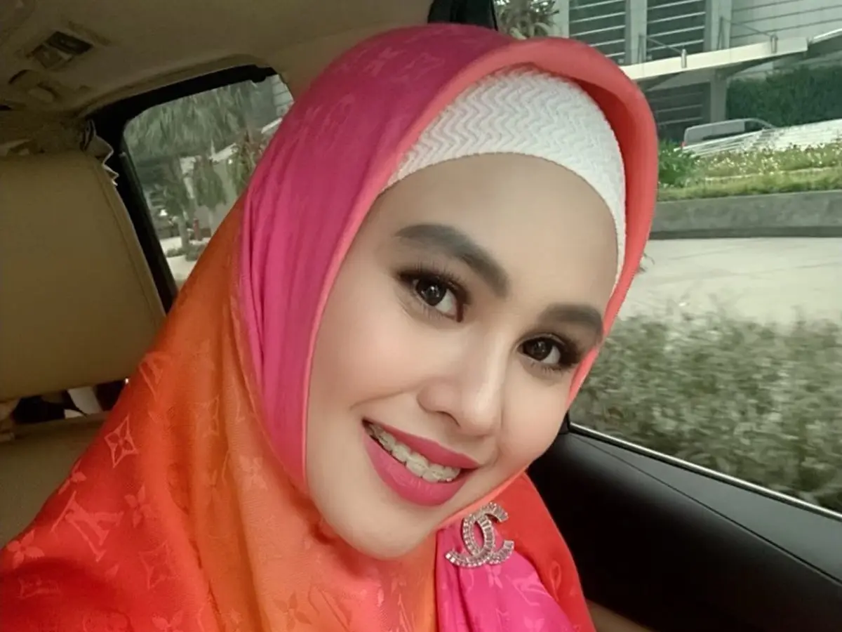 Kartika Putri Tengah Berganti Baju