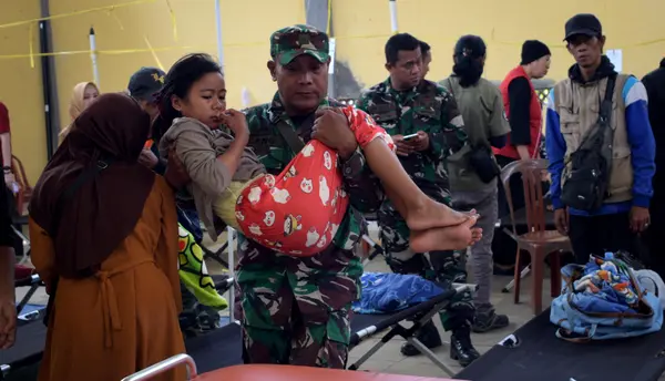 Video Viral Ibu dan Anak Baju Biru Bikin Geram Netizen, King Abdi: Wanita Biadab - Health ...