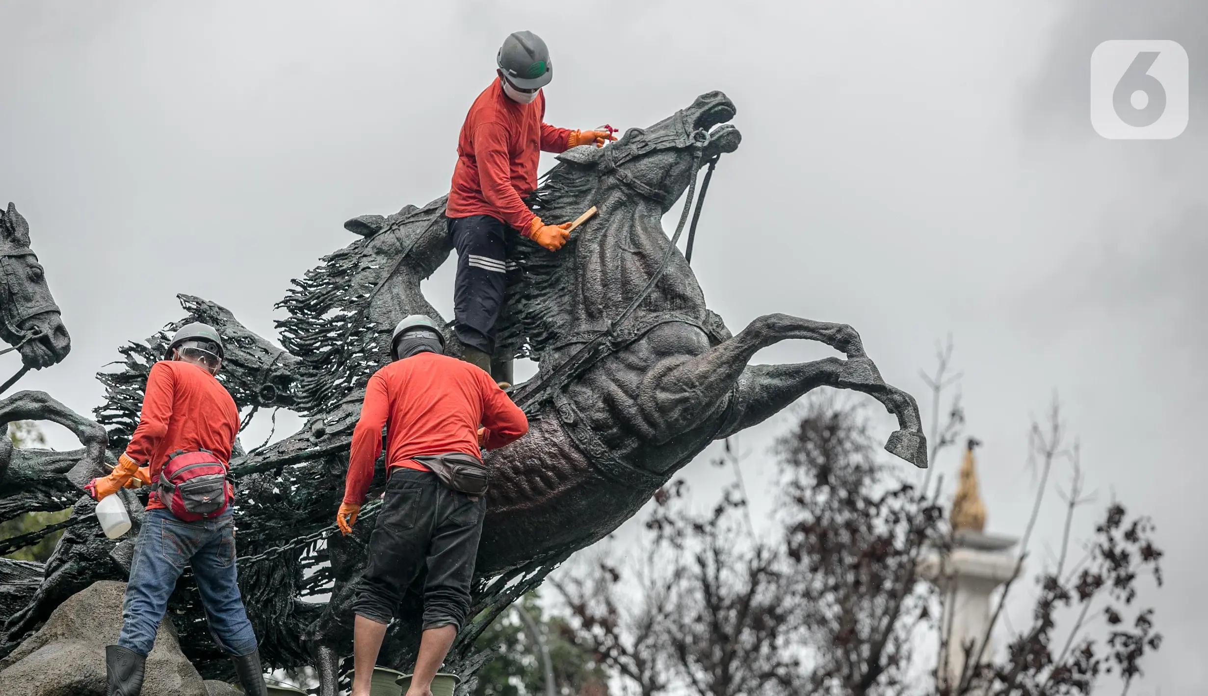 FOTO: Perawatan Patung Kuda Arjuna Wijaya - Foto Liputan6.com